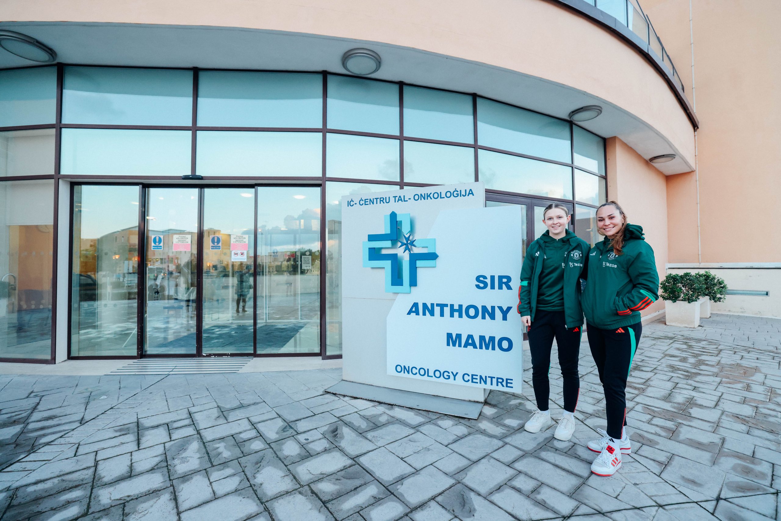 Manchester United Women duo illuminate Rainbow Ward with heartwarming ...